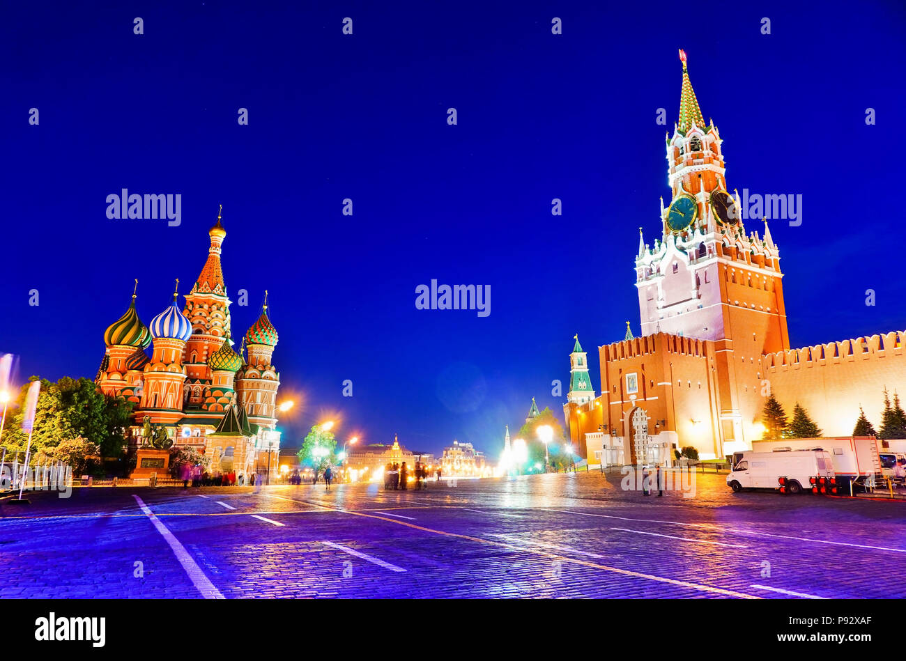 View of the Kremlin and St. Basil's cathedral on Red Square in Moscow ...