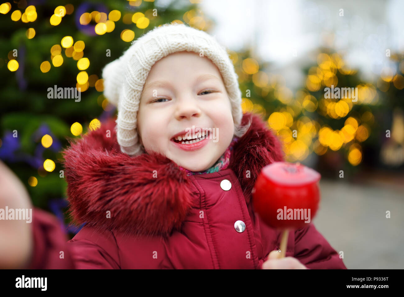 Child share sweets hi-res stock photography and images - Alamy