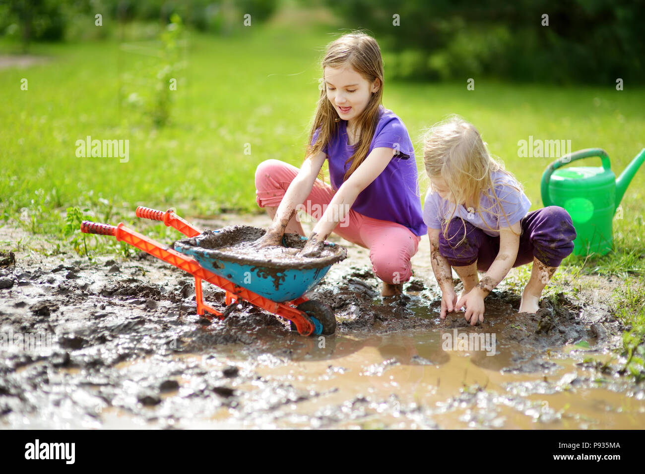 Children messy play outside hi-res stock photography and images - Alamy