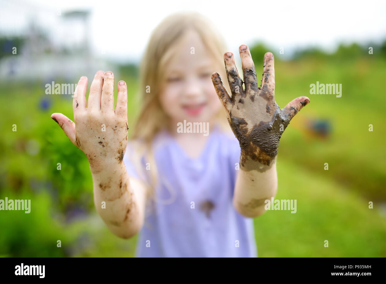 Muddy wheelbarrow hi-res stock photography and images - Alamy