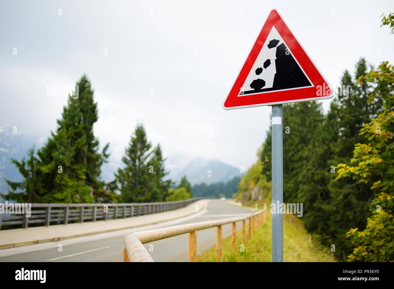 Caution falling stone warning sign hi-res stock photography and images ...