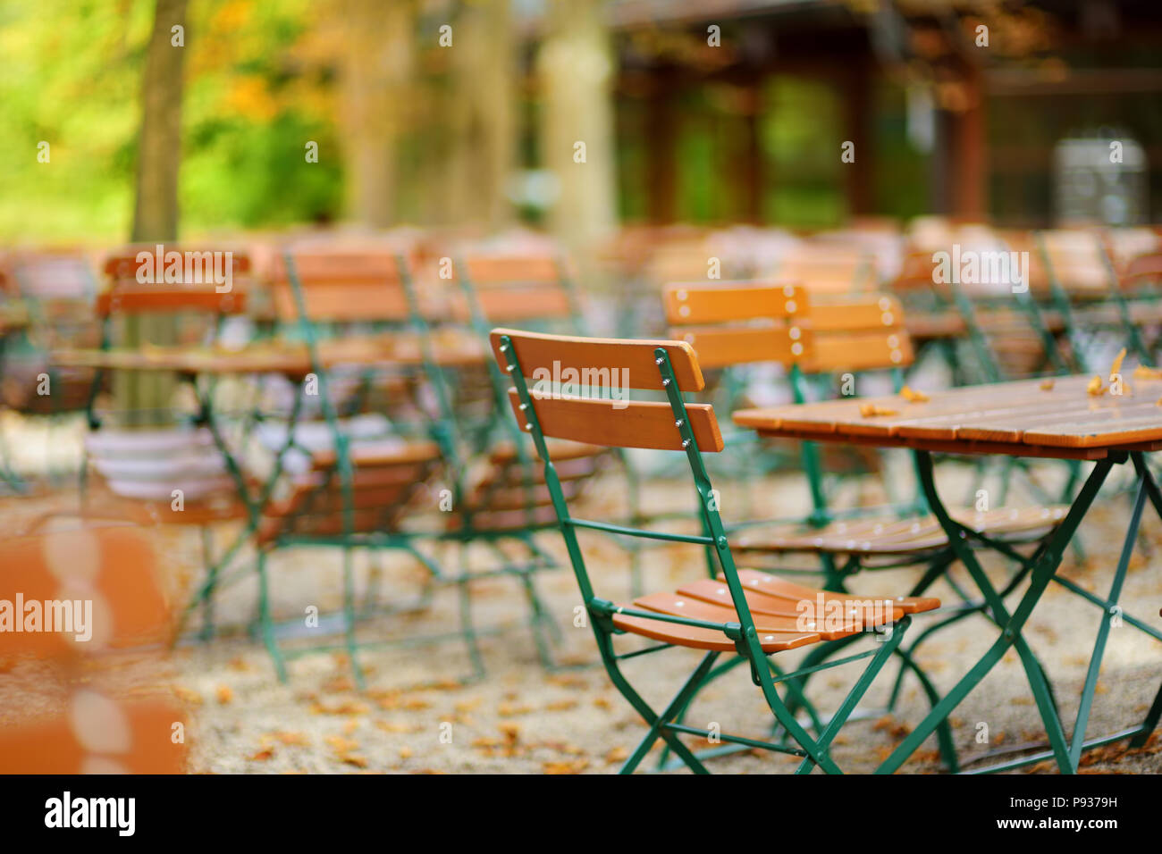 Restaurant tables under trees hi-res stock photography and images - Alamy