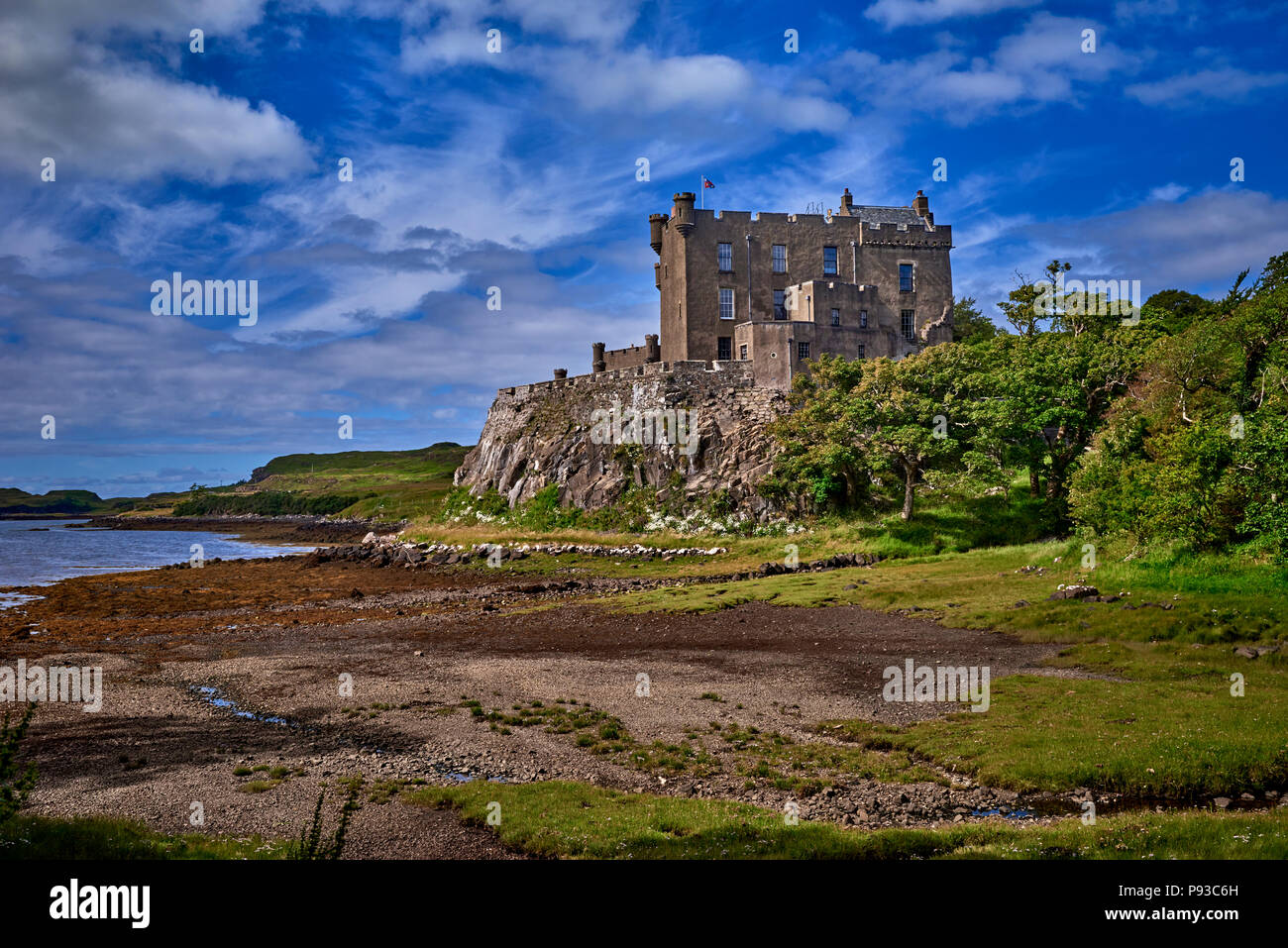 Dunvegan Castle (SC18 Stock Photo - Alamy