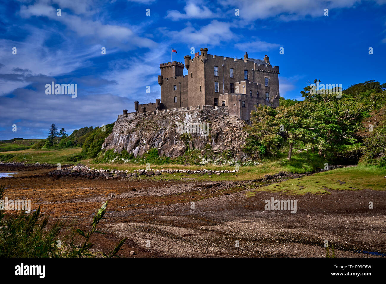 Dunvegan Castle (SC18 Stock Photo - Alamy