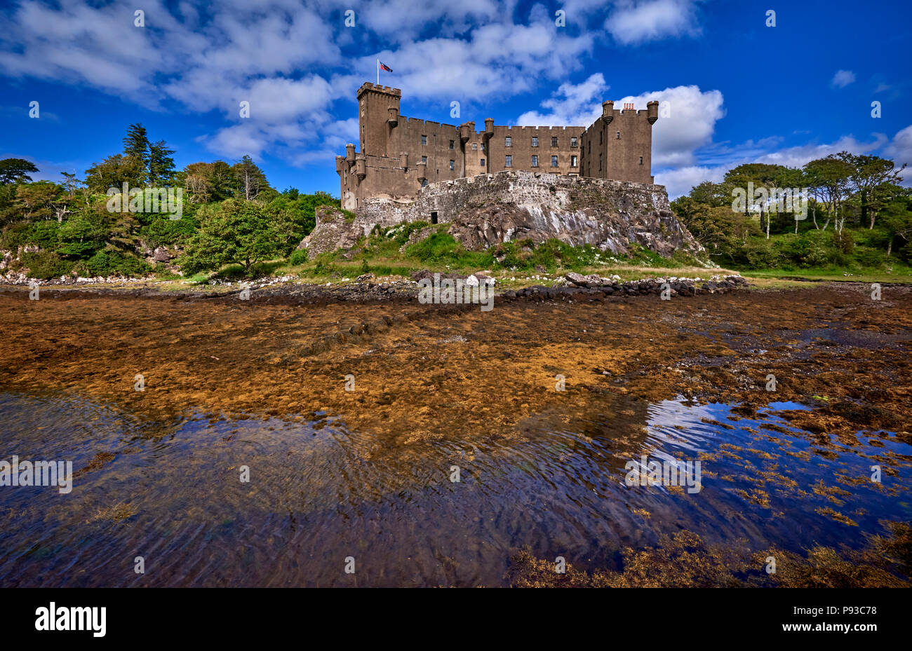 Dunvegan Castle (SC18 Stock Photo - Alamy