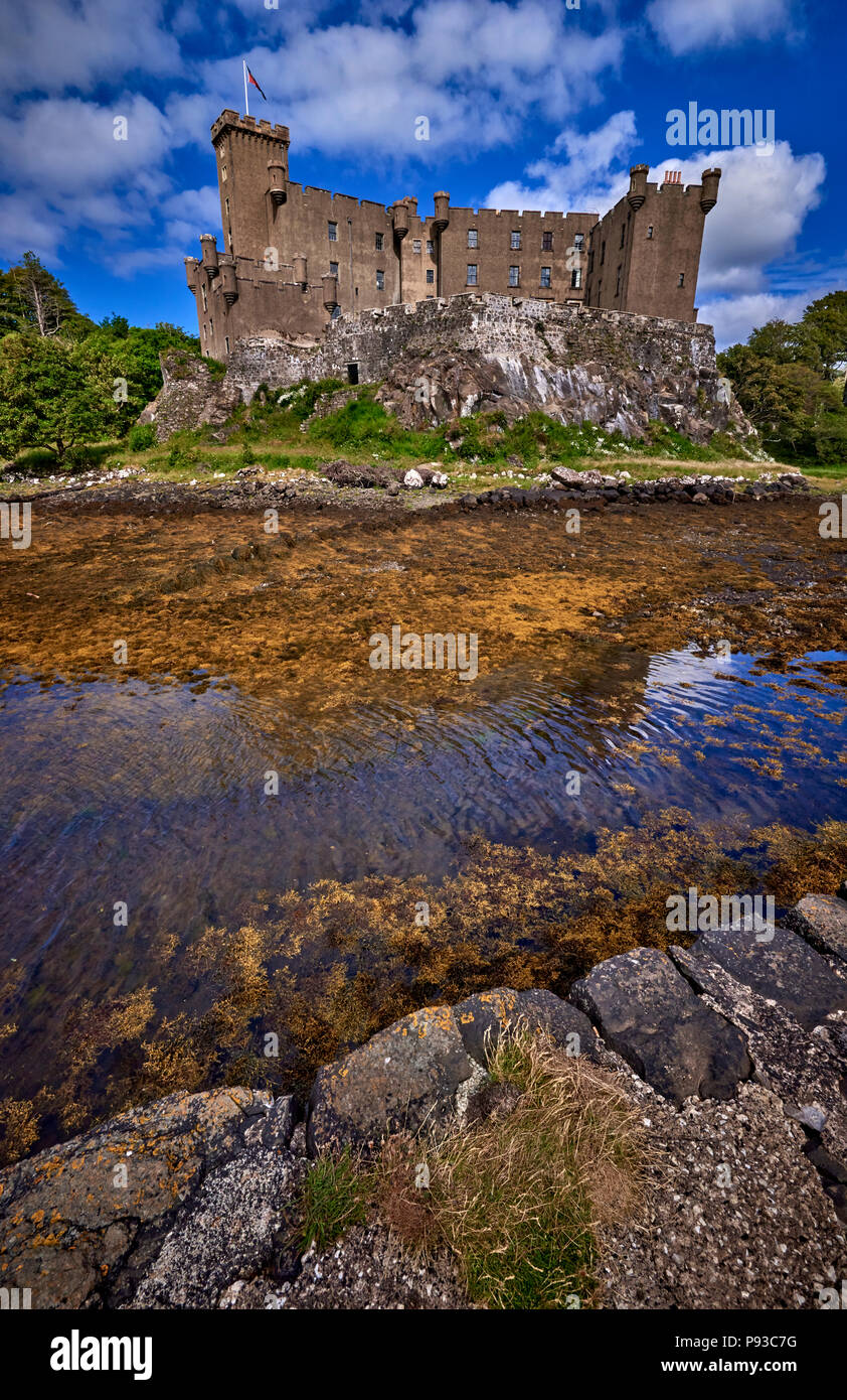 Dunvegan Castle (SC18 Stock Photo - Alamy