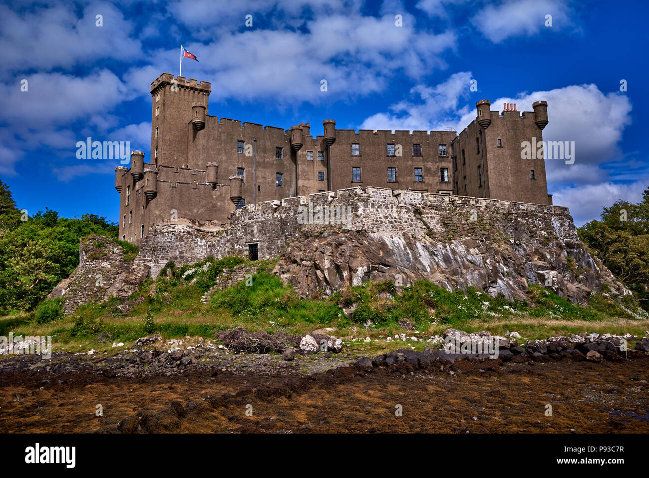 Dunvegan Castle (SC18 Stock Photo - Alamy