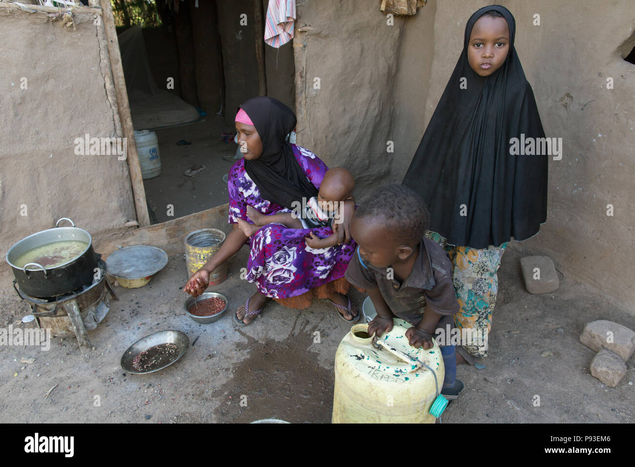 Cooking children hi-res stock photography and images - Alamy