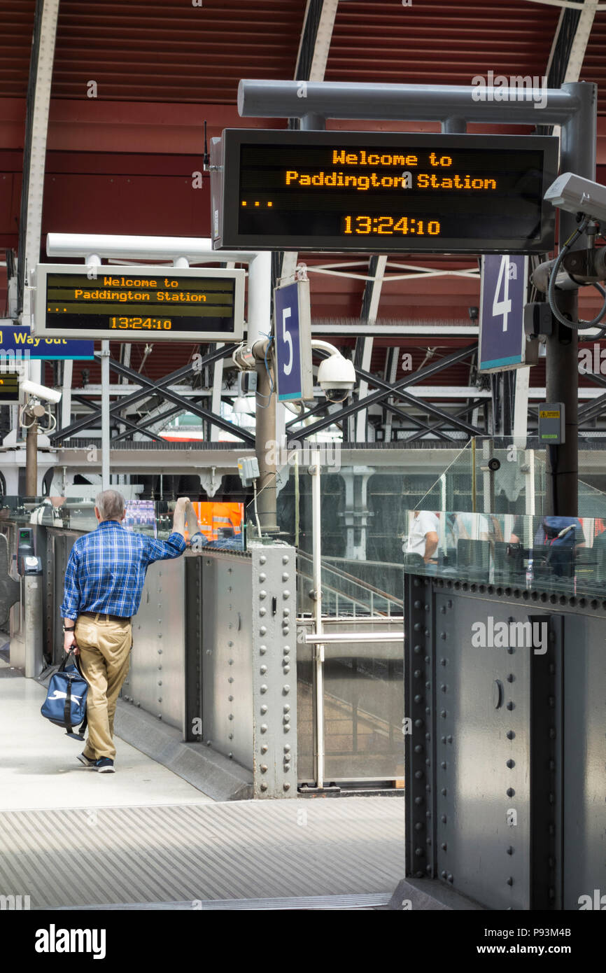 Commuter delay hi-res stock photography and images - Alamy