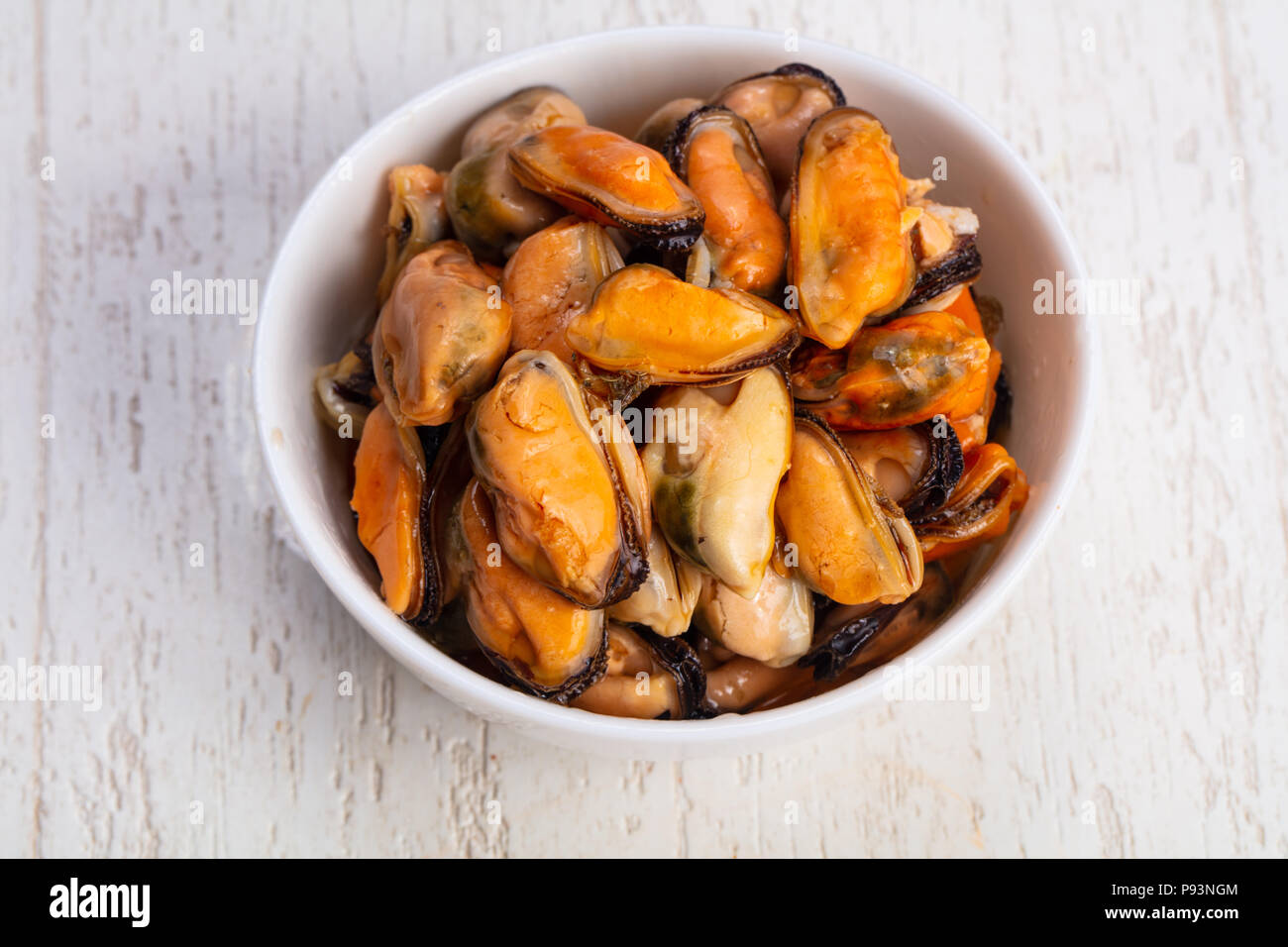 Tasty bowl of salty sea clams Stock Photo - Alamy