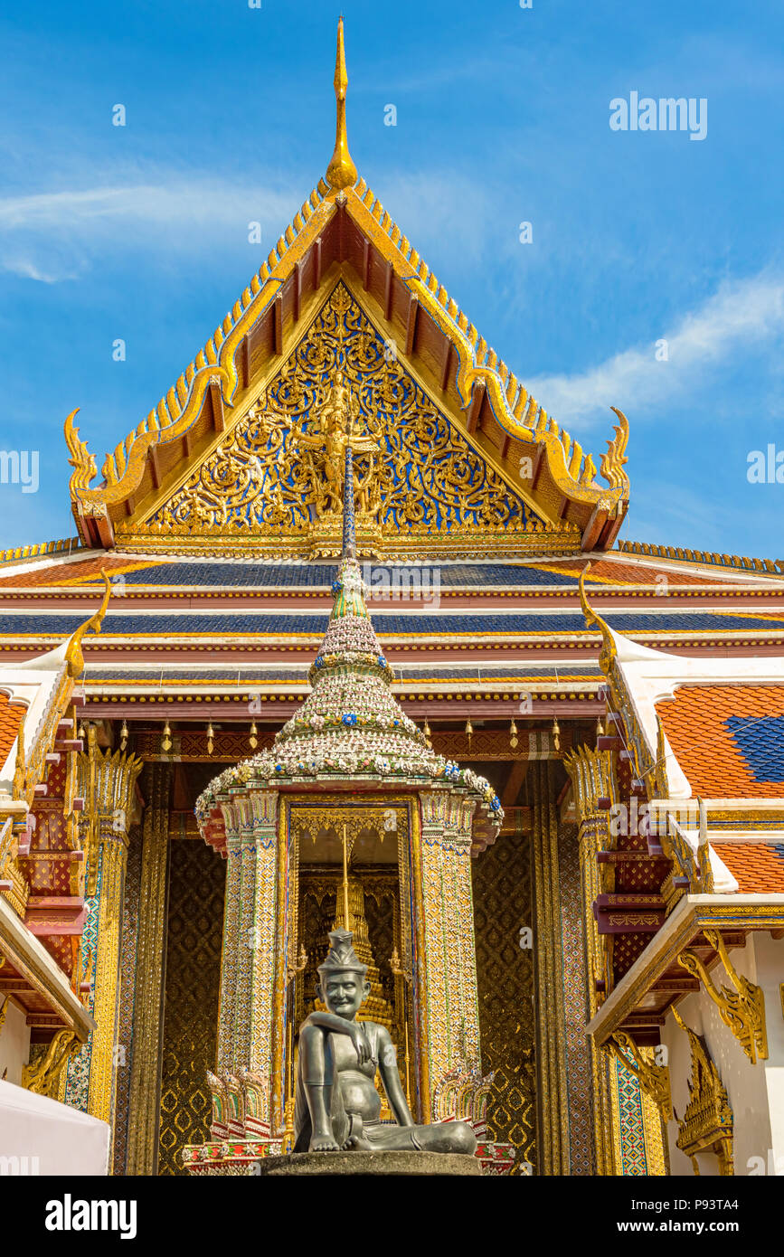 Statue of the hermit doctor Cheewaka Komarapach at temple of the ...