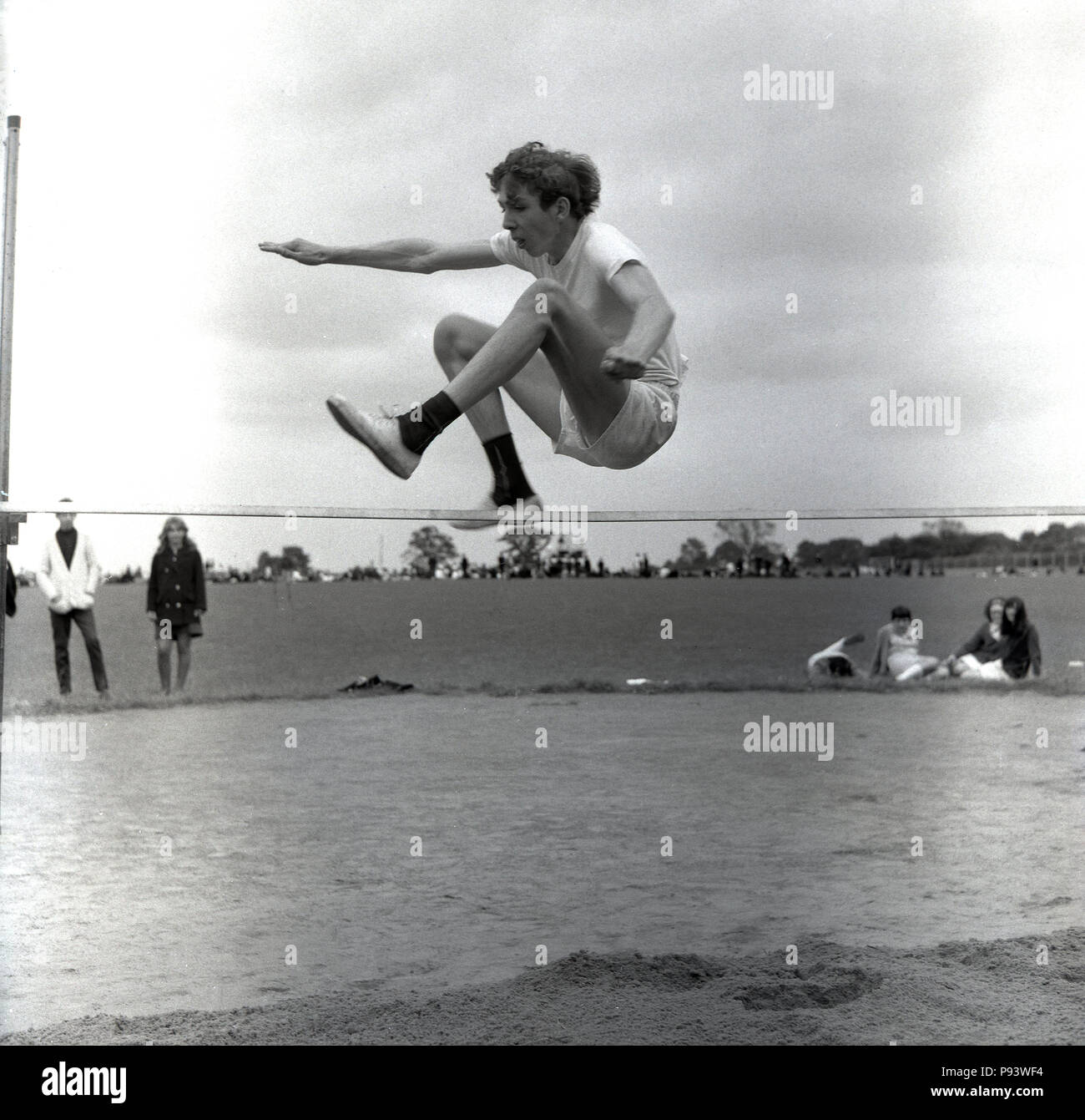 1960s historical school sports day hi-res stock photography and images ...
