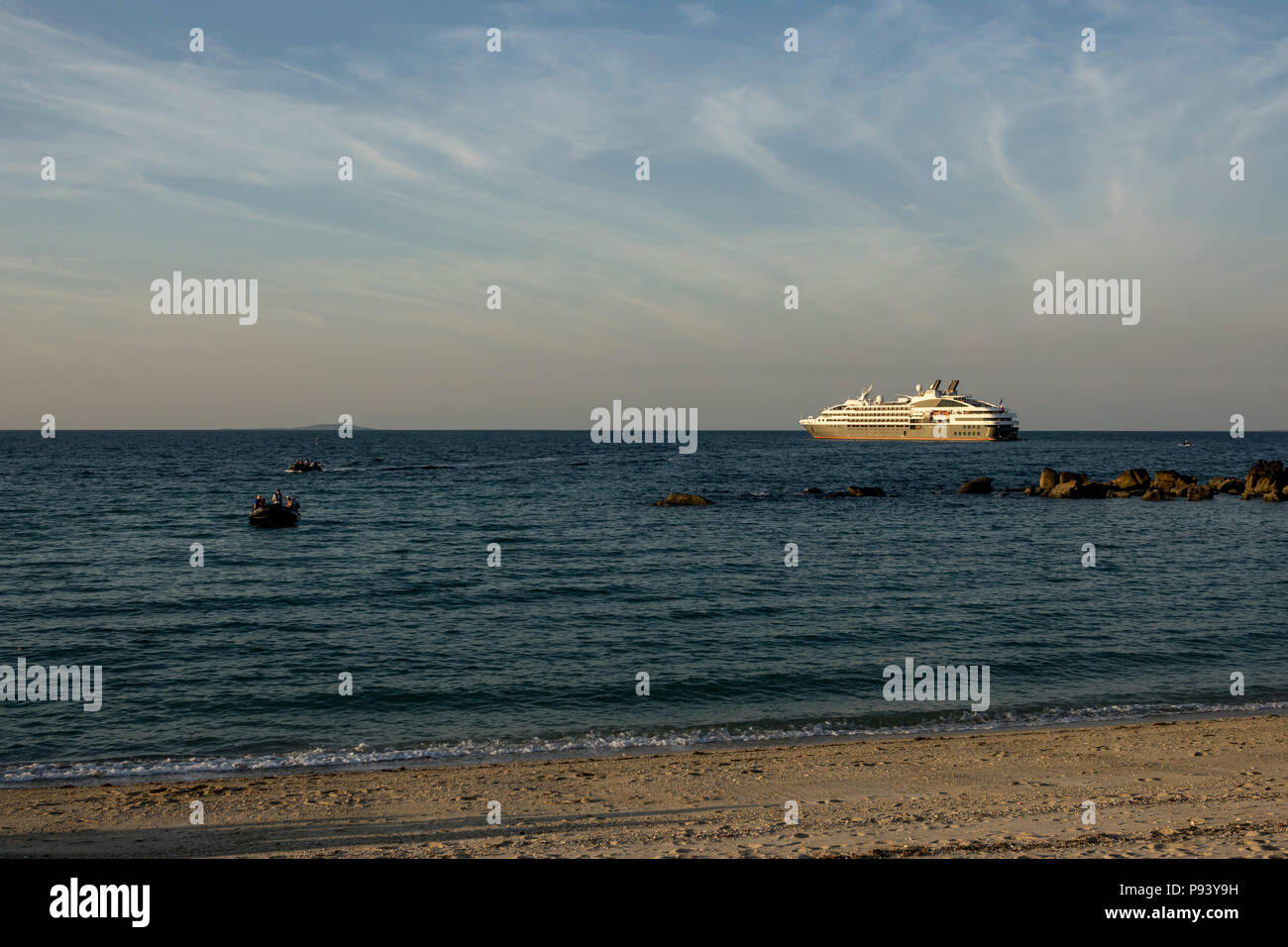 Expedition cruise ship passengers arriving at Vansittart Bay and Jar ...