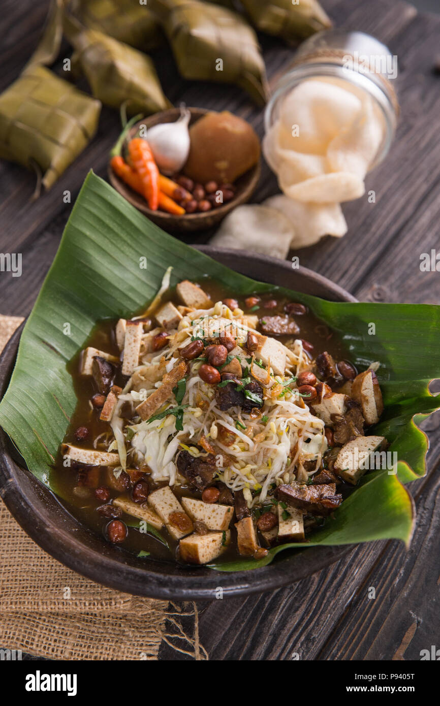 Tahu kupat hi-res stock photography and images - Alamy