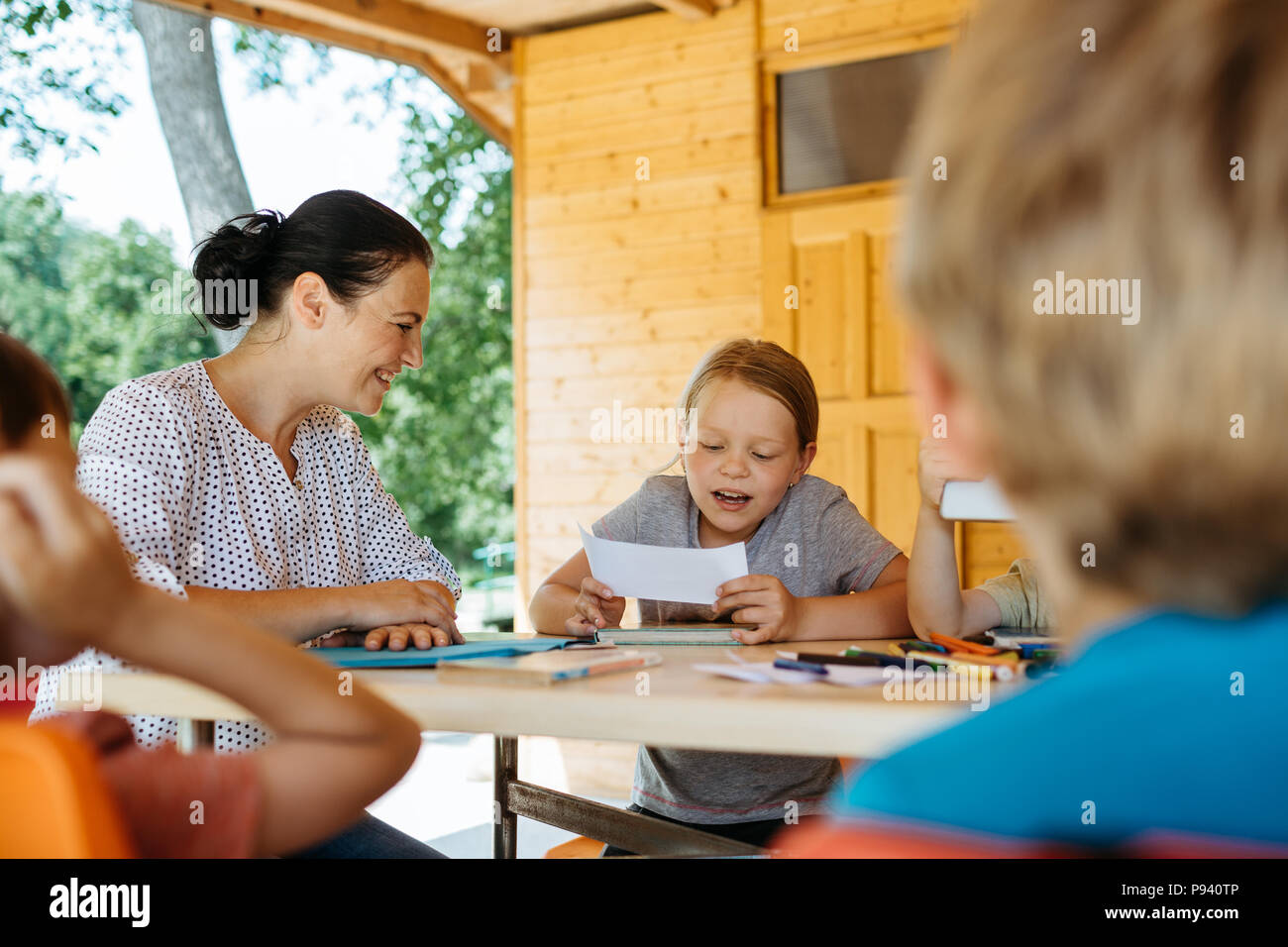 Kids reading books outside hi-res stock photography and images - Alamy