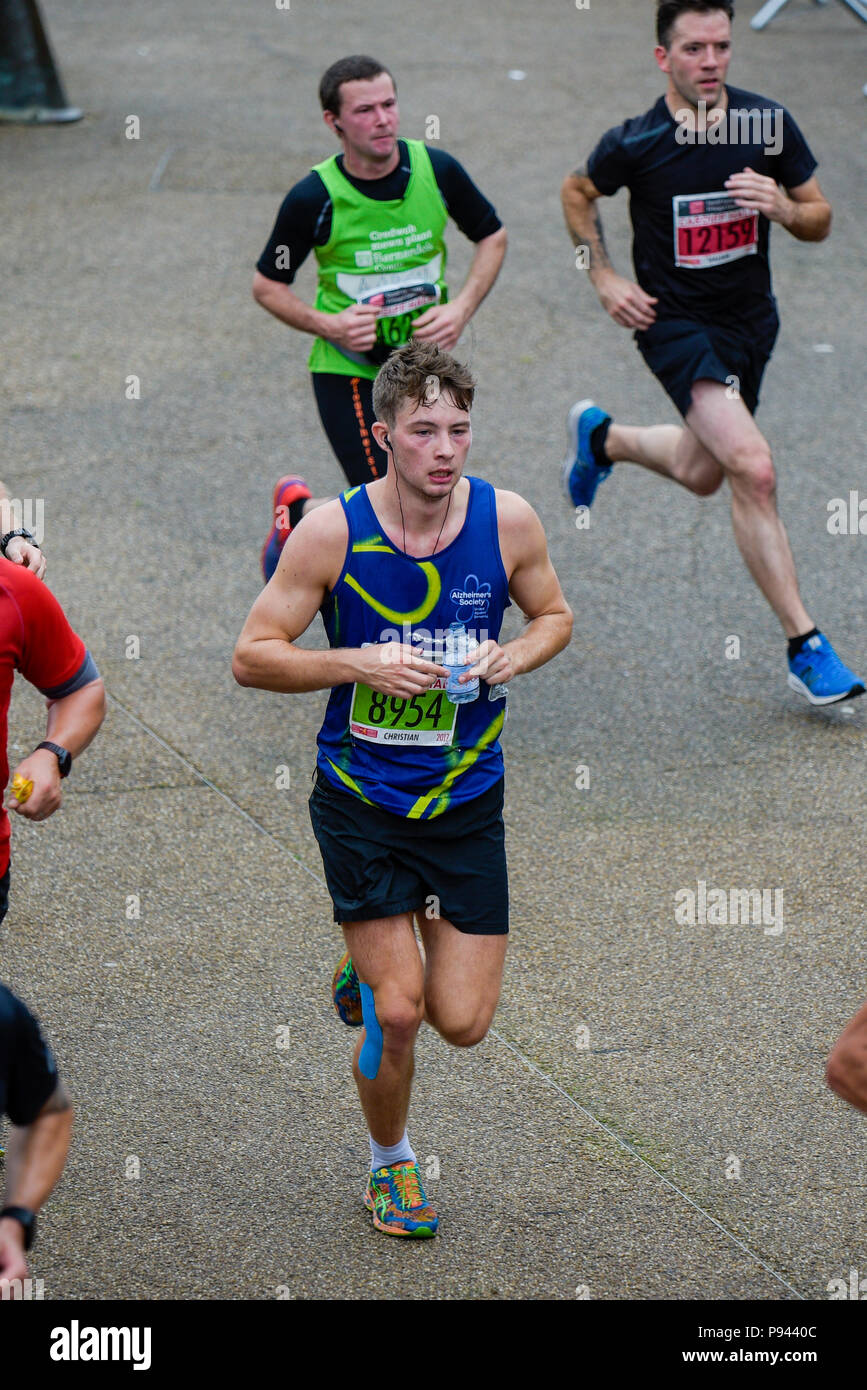 Helping runner marathon hi-res stock photography and images - Alamy