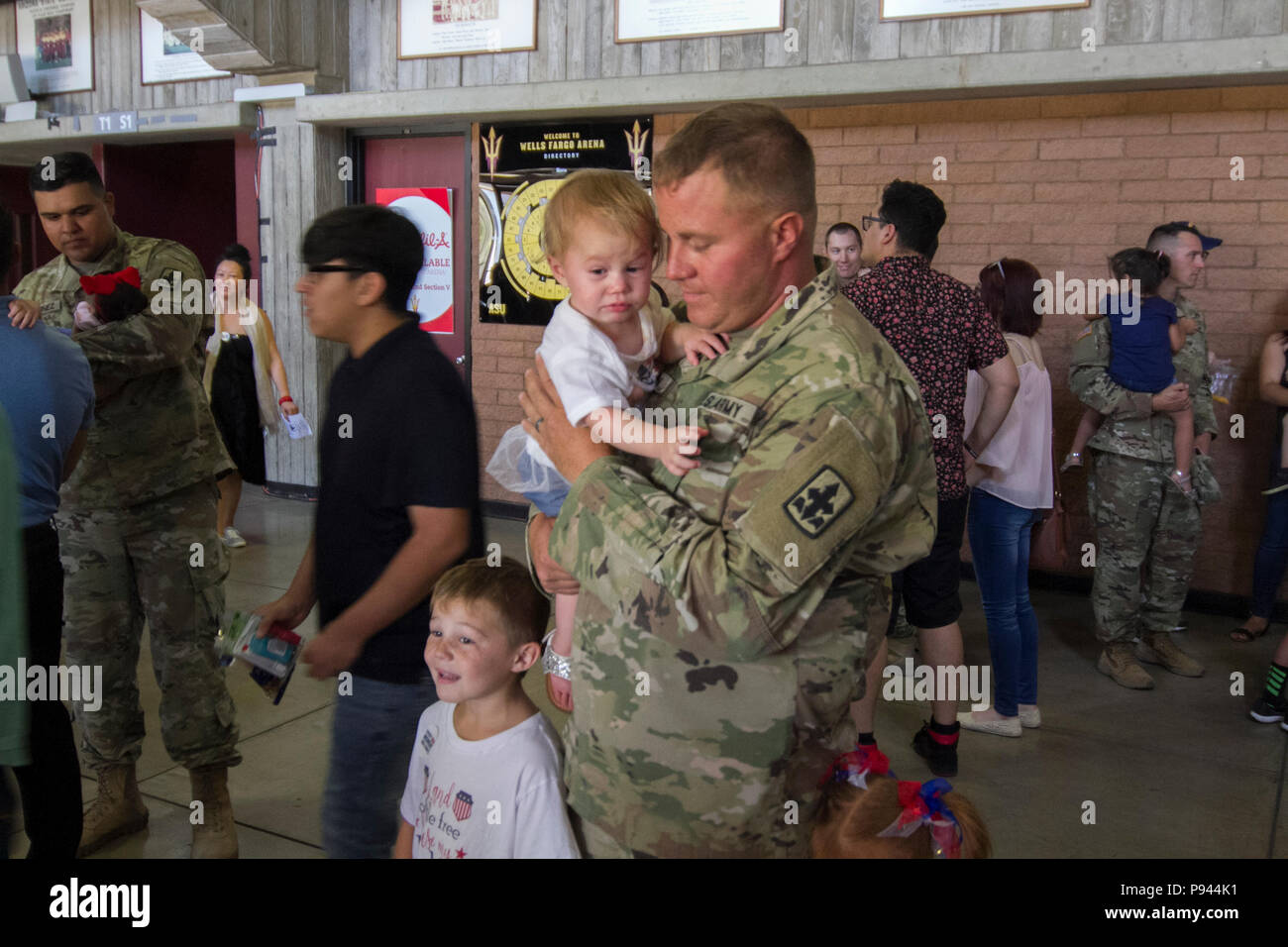 More than 400 Arizona Army National Guard Soldiers with 1st Battalion ...