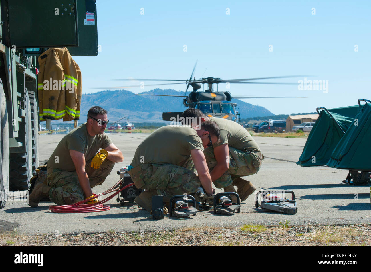 Firefighting helicopter tactical hi-res stock photography and images ...