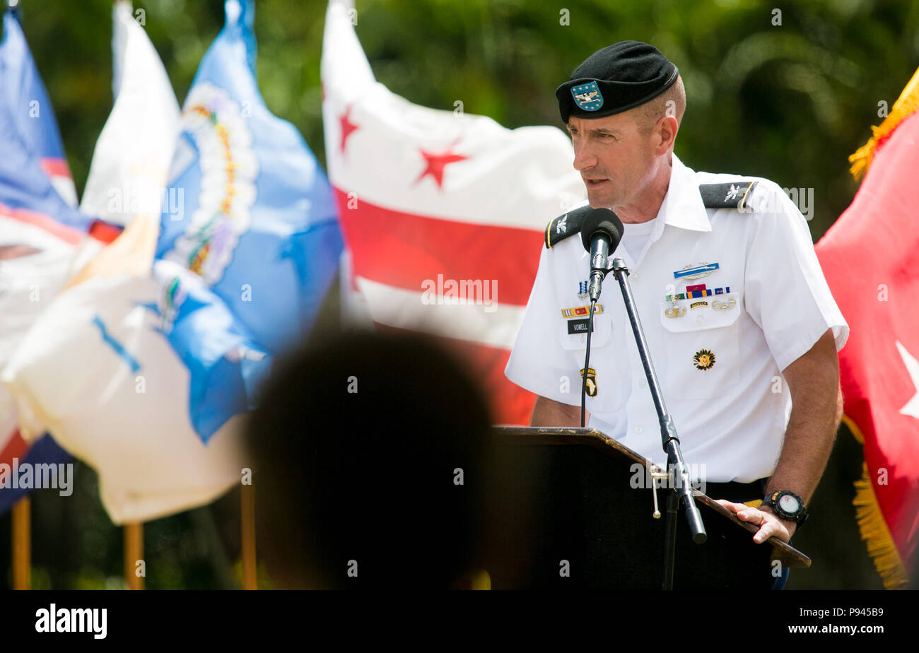 Col. Joel (J.B.) Vowell introduces himself to 25th Infantry Division ...