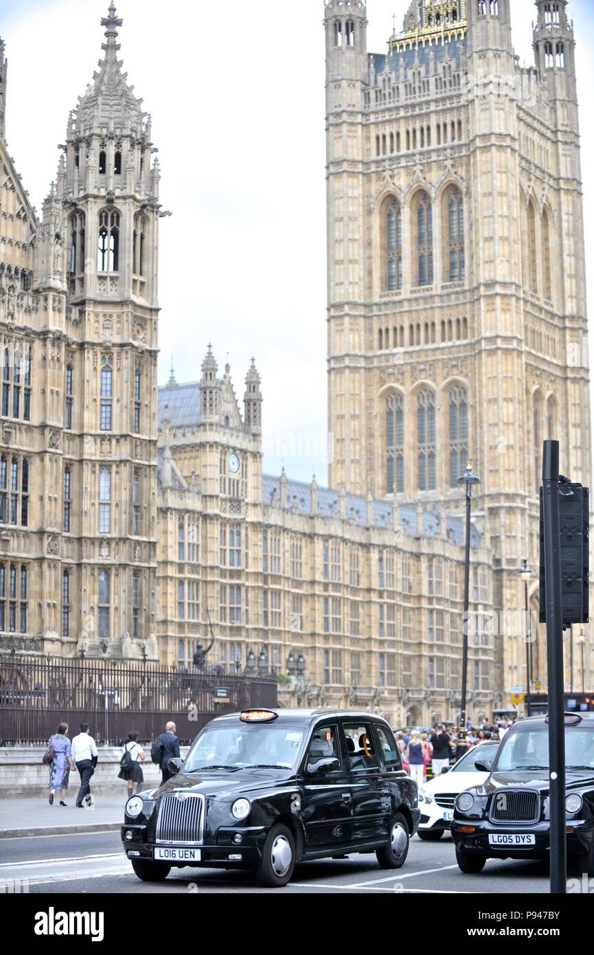 Traditional london black cab Stock Photo - Alamy