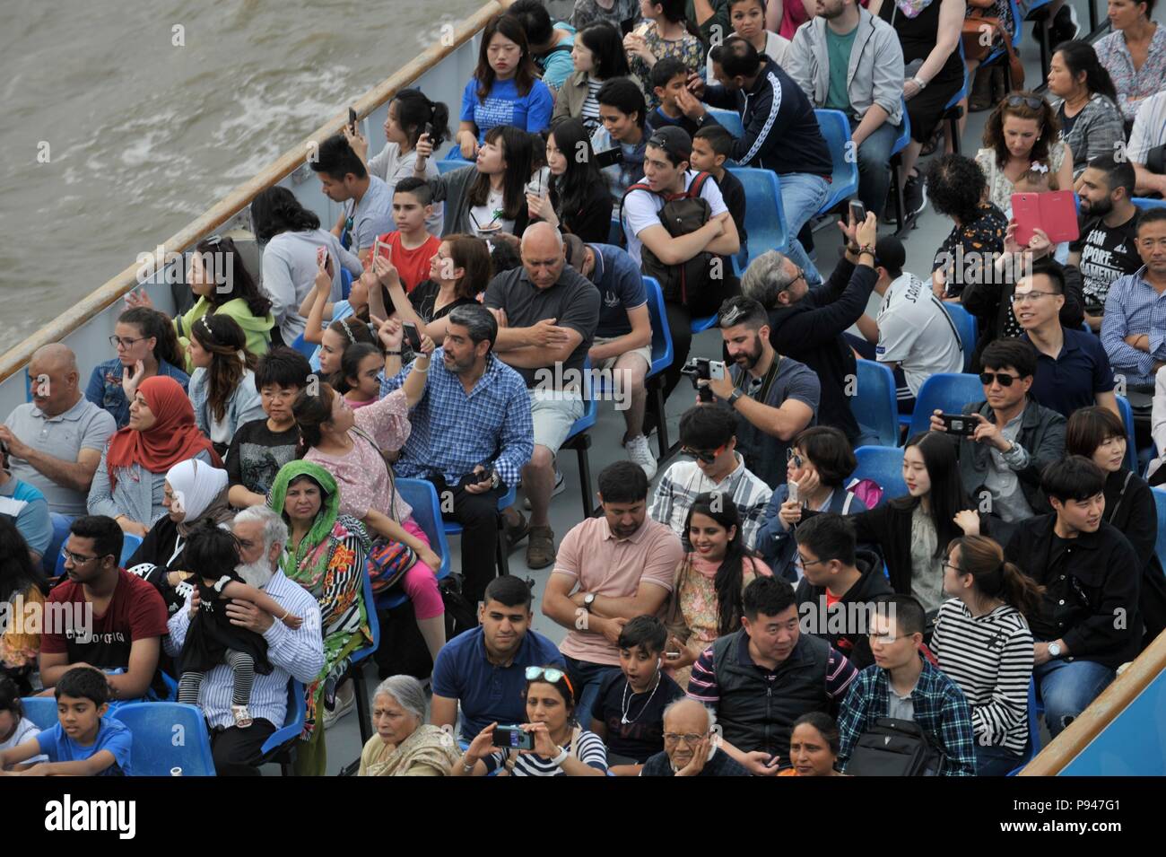 Thames speed boat ride hi-res stock photography and images - Alamy