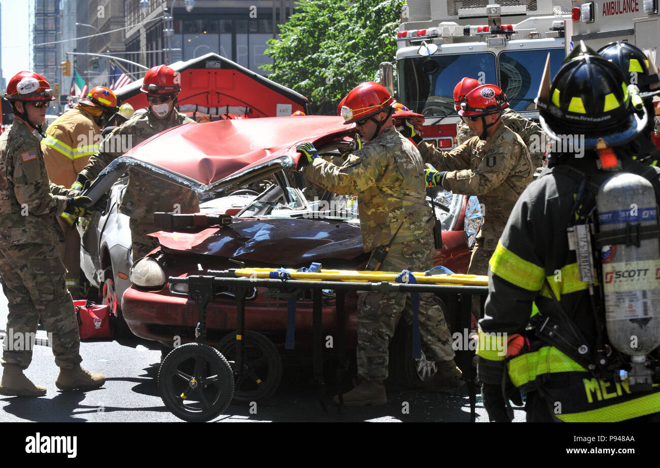U.S. Army Reserve Soldiers with the 468th Engineer Detachment, 368th ...