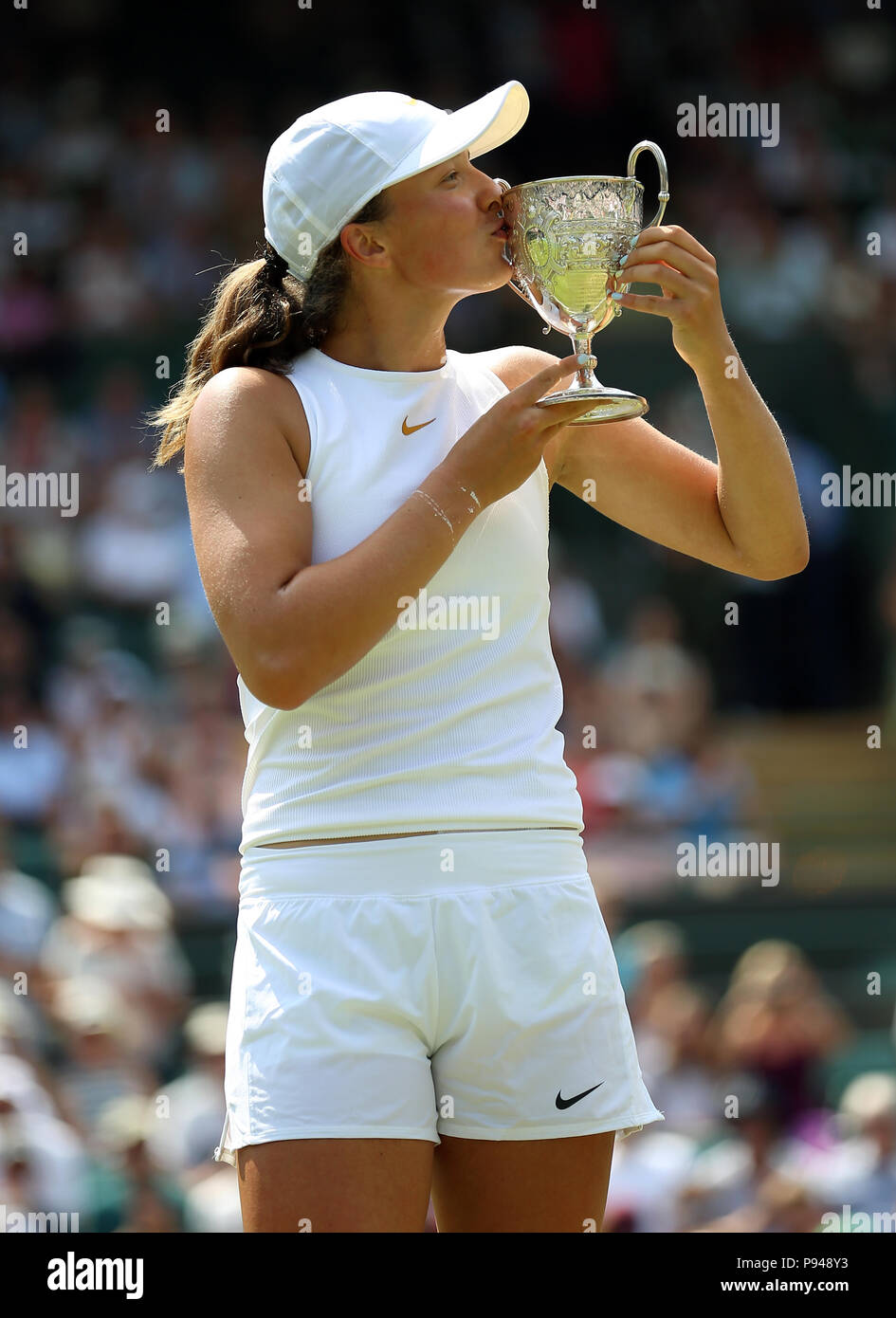 Iga Swiatek celebrates winning the girls singles final against Leonie ...