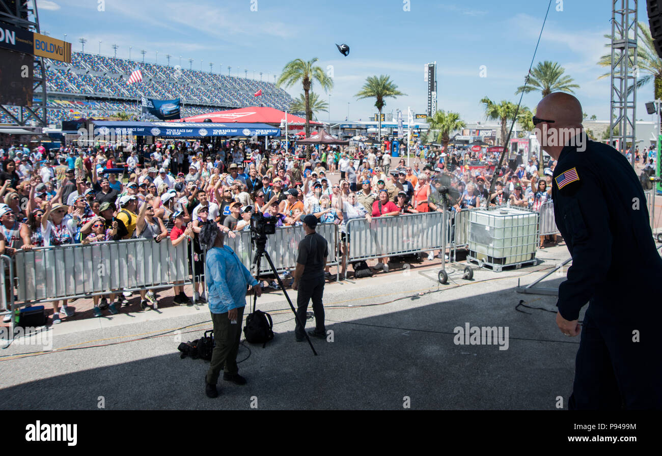 Daytona international speedway crowd hi-res stock photography and ...