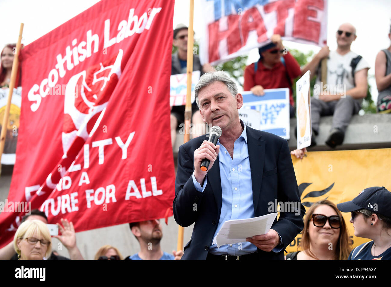 Crowd of demonstrators hi-res stock photography and images - Alamy