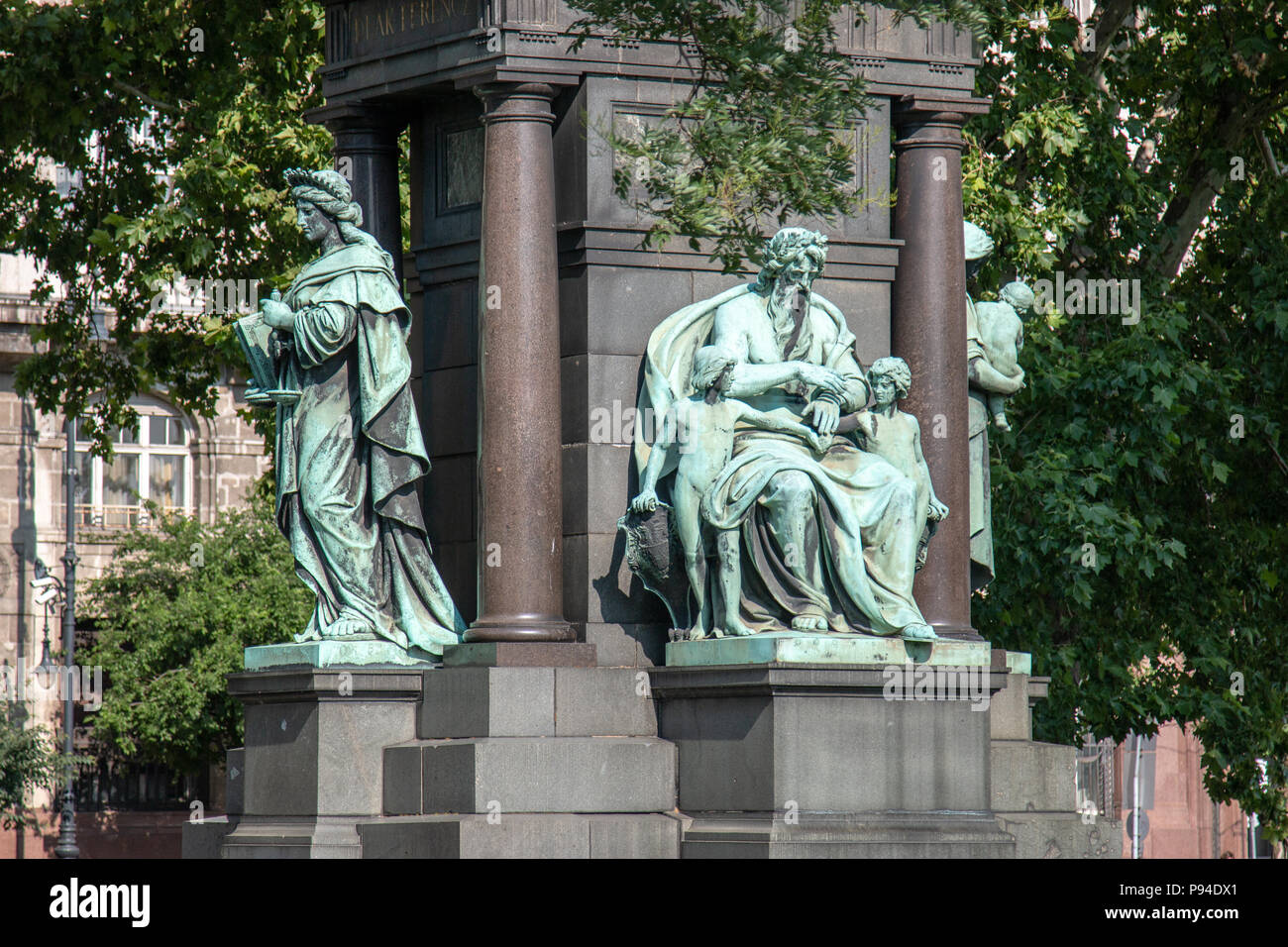 Statues adorn hi-res stock photography and images - Alamy