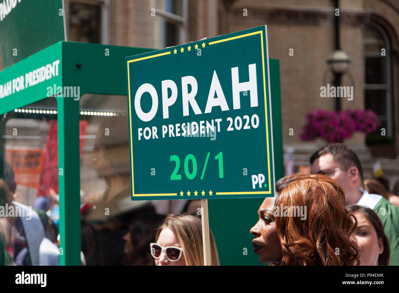 Oprah winfrey sign hi-res stock photography and images - Alamy