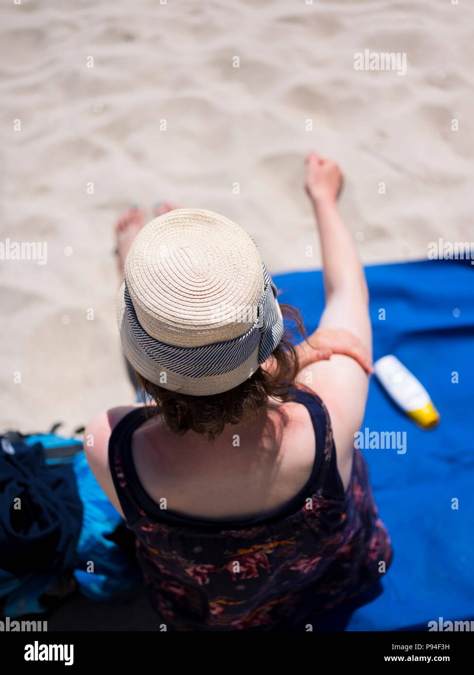 Applying sun cream on beach hi-res stock photography and images - Alamy