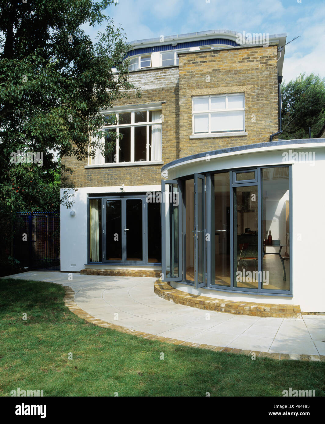 Curved house hi-res stock photography and images - Alamy