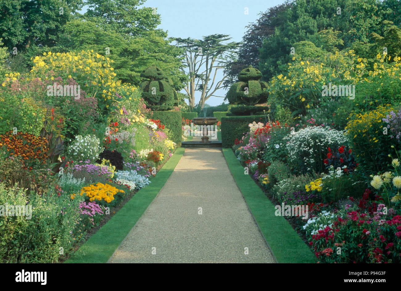 Pathway through borders hi-res stock photography and images - Alamy