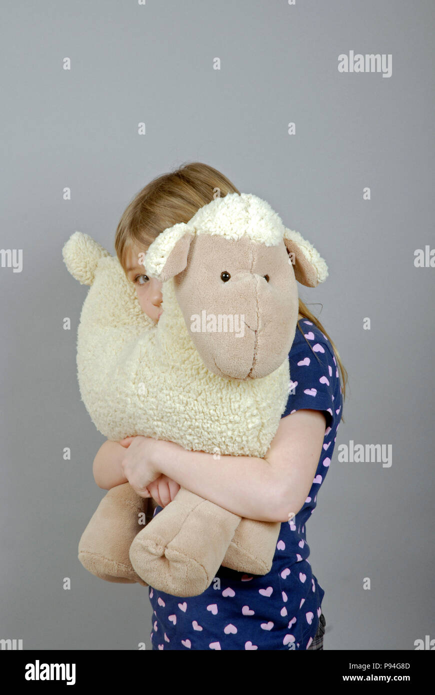 Emma mit ihrem kuscheligen Schaf Stock Photo - Alamy