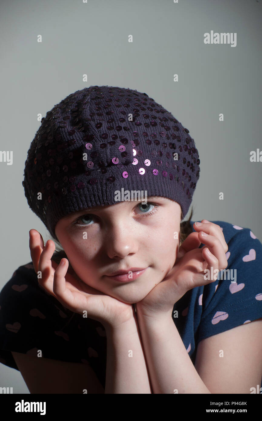 Emma post mit neuer Mütze Stock Photo - Alamy