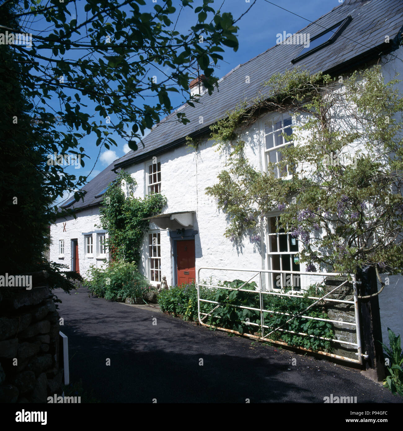 Cottage with slate roof hi-res stock photography and images - Alamy