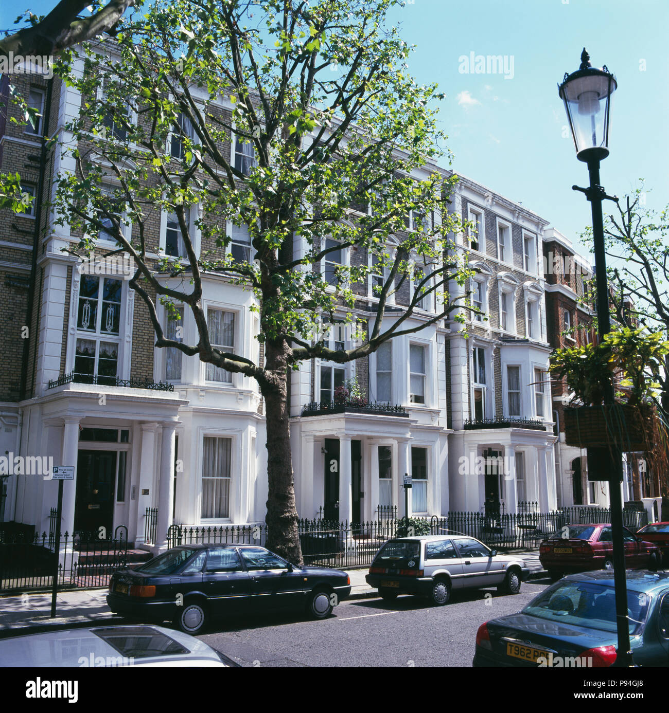 Exteriors victorian terraced houses hi-res stock photography and images ...