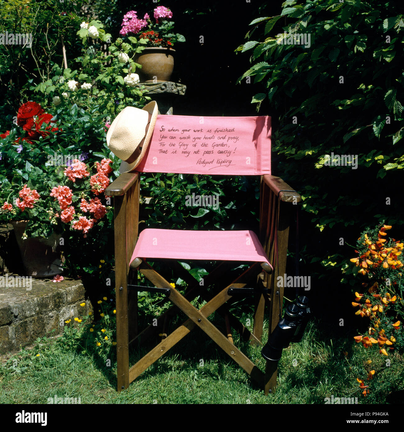 Directors chair with straw hat hi-res stock photography and images - Alamy