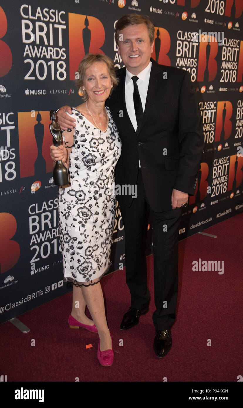 Virginia Lynn - daughter of Dame Vera Lynn - accepts Lifetime ...