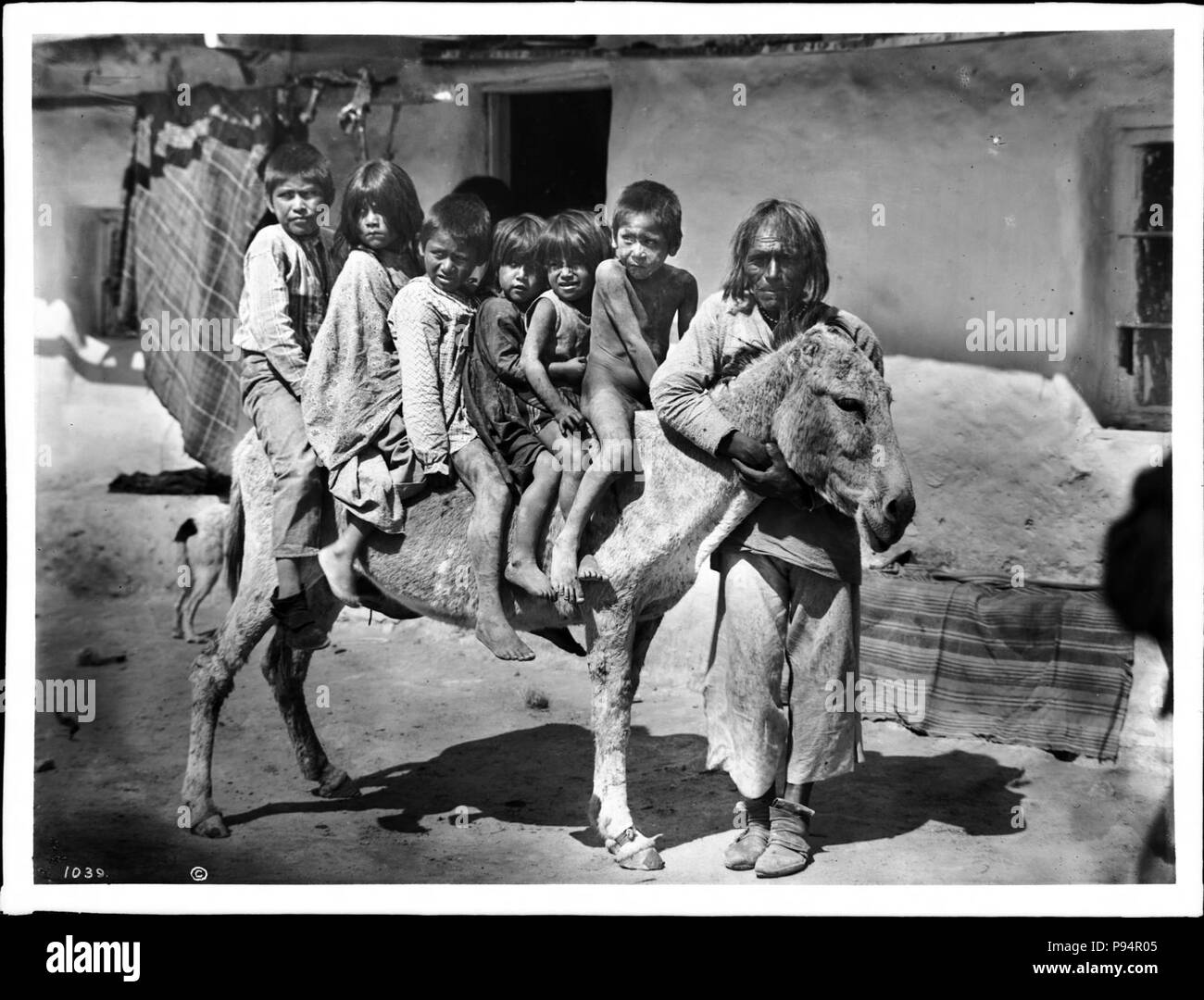 Group picture of indian children hi-res stock photography and images ...