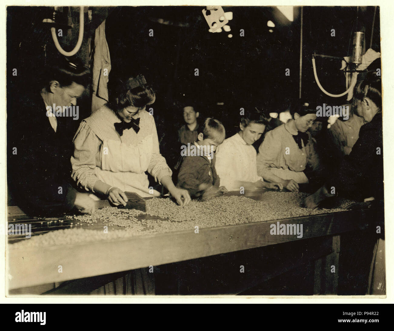 Sorting peas hi-res stock photography and images - Alamy