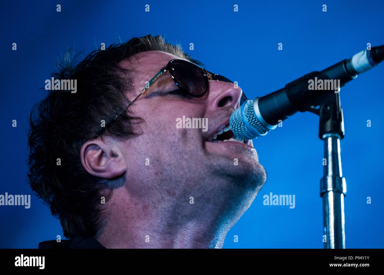 Liam gallagher singing hi-res stock photography and images - Alamy