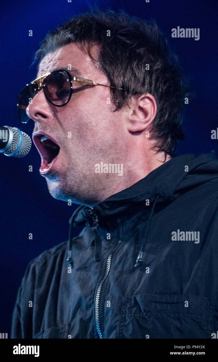 Liam gallagher singing hi-res stock photography and images - Alamy