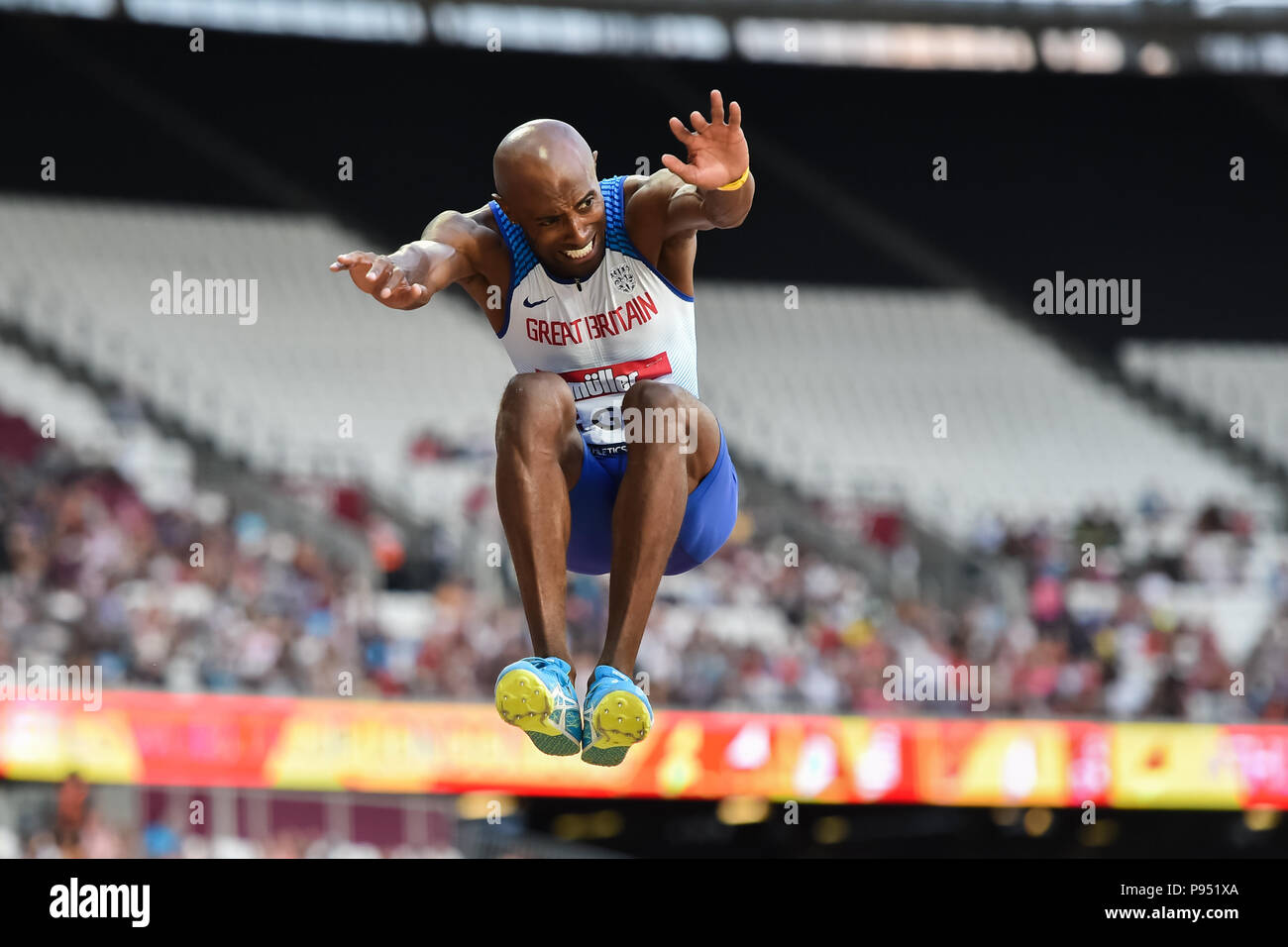 Mens triple jump hi-res stock photography and images - Alamy