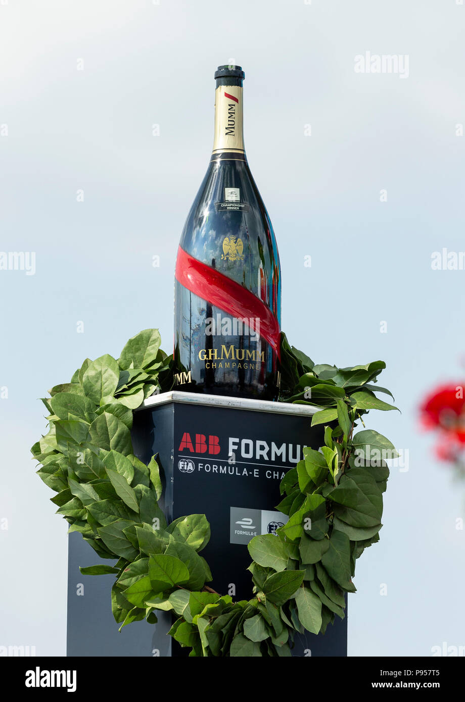 Mumm bottle hi-res stock photography and images - Alamy