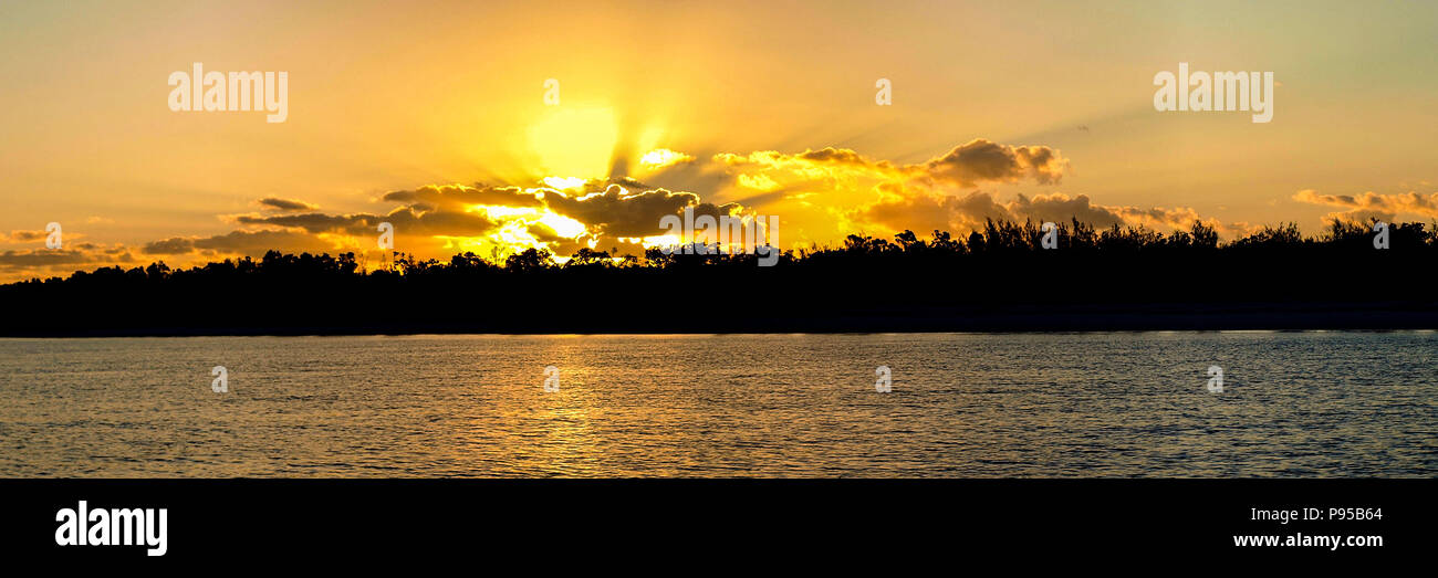 Rays sunrise hi-res stock photography and images - Alamy