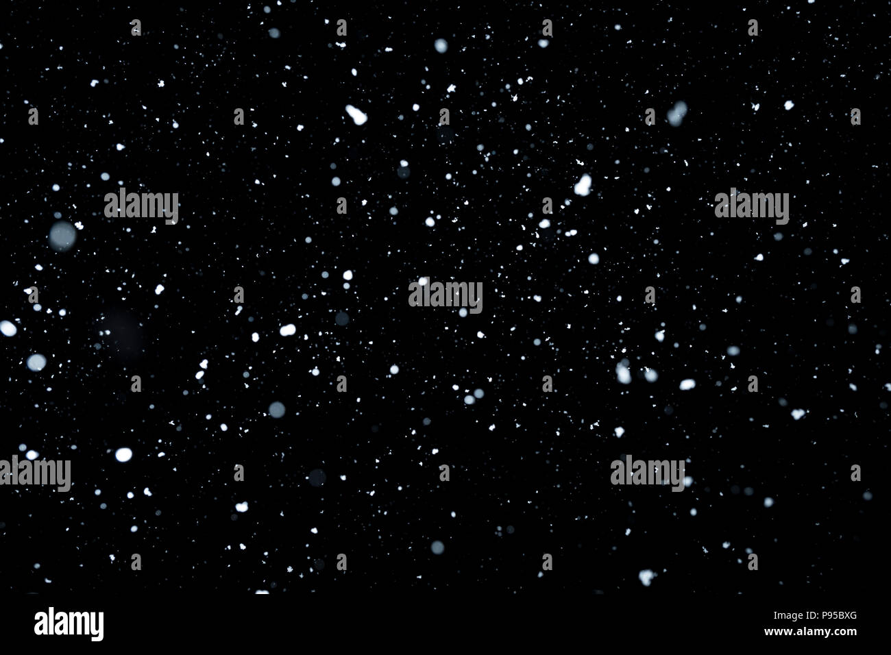 Snowflakes falling hi-res stock photography and images - Alamy