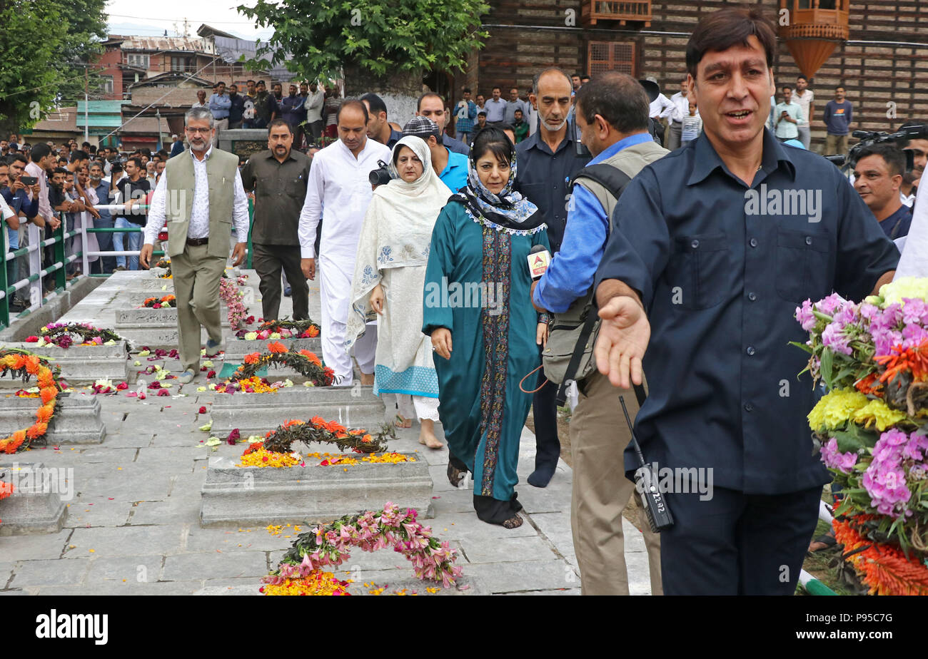 Hindu graves hi-res stock photography and images - Alamy