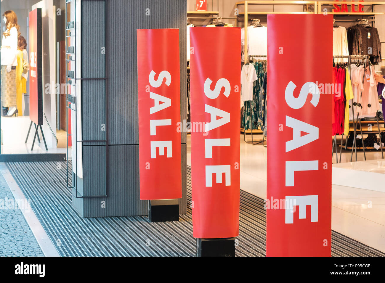Shopping mall displays hi-res stock photography and images - Alamy